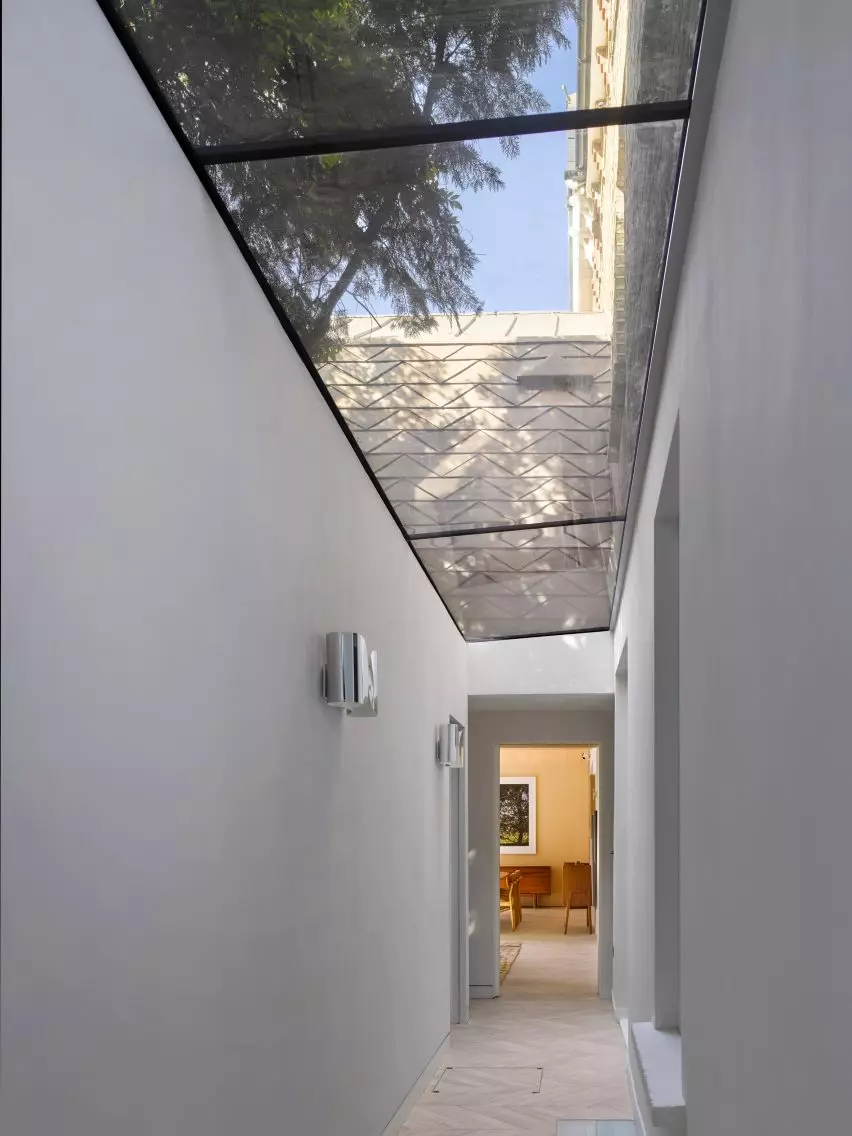 Glasüberdachte Gartenpassage im Hampstead House von Dominic McKenzie Architects