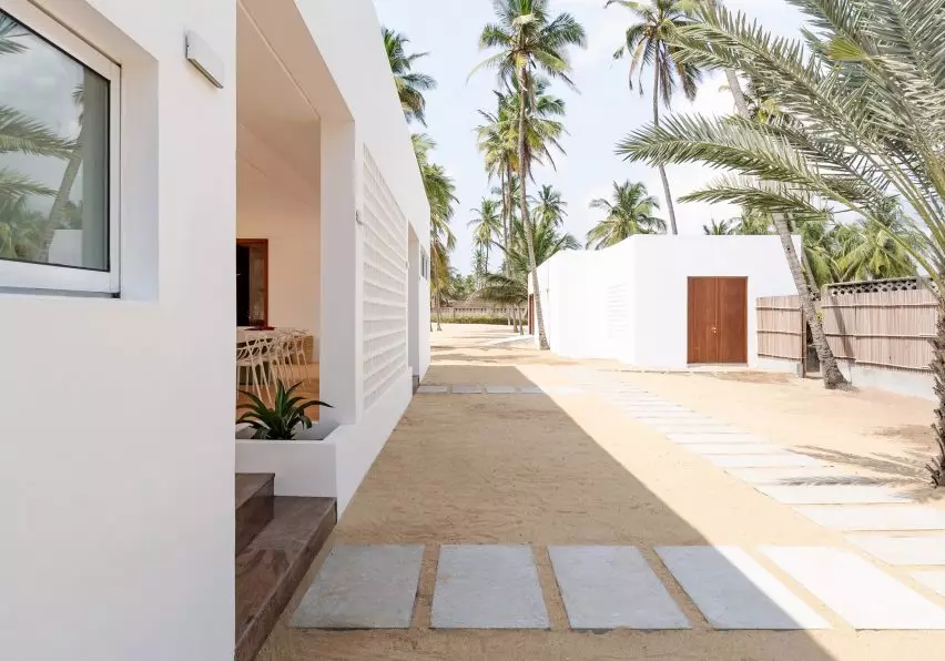 Imaxe da contorna pavimentada e axardinada na casa da praia de Lagos