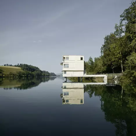 Mae tŵr pren Zielturm Rotsee yn gartref i farnwyr ar gyfer regata rhwyfo’r Swistir