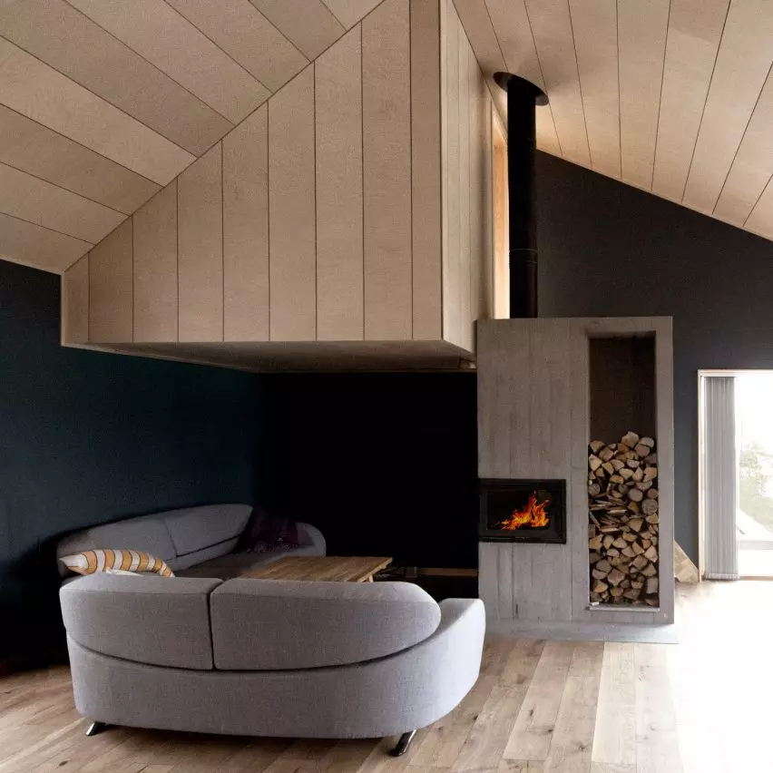 cabin-straumsnes-rever-drag-architects-fireplace-dezeen-pinterest-col