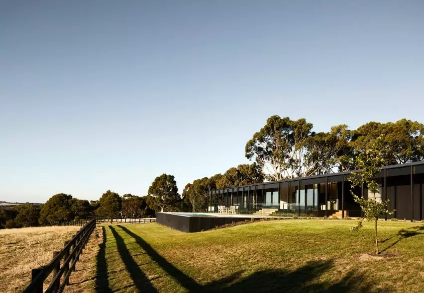 La Red Hill Farm House di Carr si ispira al modernismo e all'architettura agricola