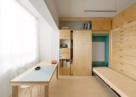 Space-saving modular studio para sa isang artist ni Raanan Stern