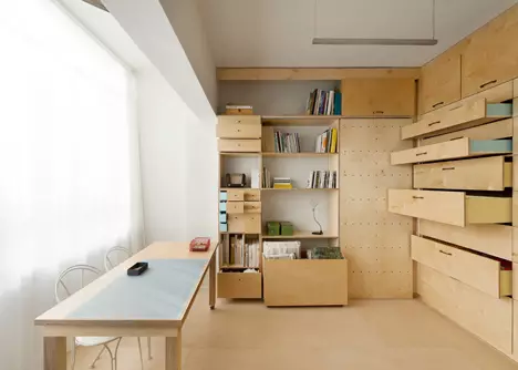 Space-saving modular studio para sa isang artist ni Raanan Stern