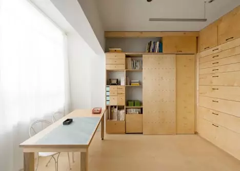 Platzsparendes modulares Studio für einen Künstler von Raanan Stern