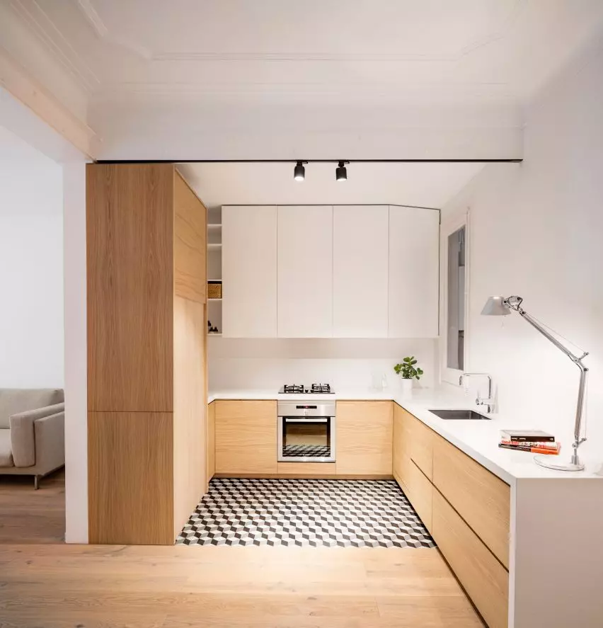 EO Arquitectura отказывается от плитки в пользу дерева при ремонте квартир в Барселоне 40351_1