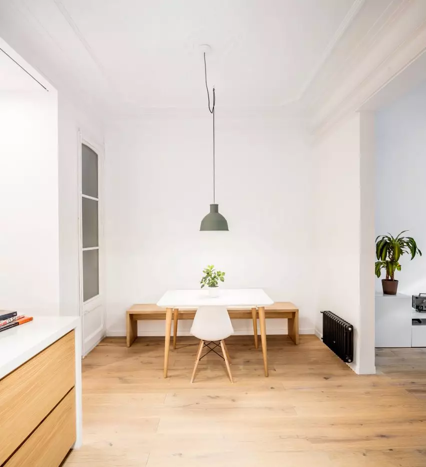 Iniiwasan ng EO Arquitectura ang mga tile para sa troso sa pagsasaayos ng apartment sa Barcelona 40351_4