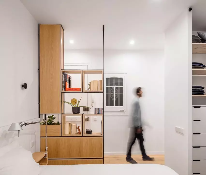 EO Arquitectura evita os azulexos para a madeira na reforma de pisos de Barcelona 40351_5