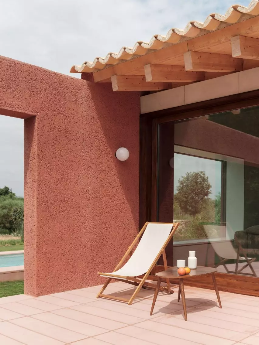 Usa ka tiled terrace sa gawas sa usa ka holiday home sa Mallorca