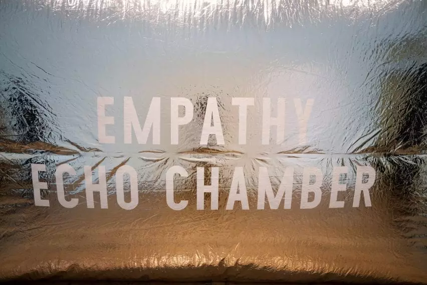 empathy echo chamber on painettu asennuksen kylkeen