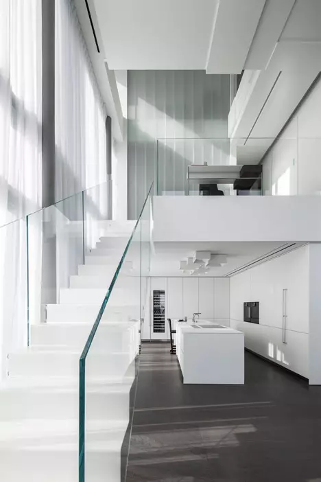 Square Compositions Penthouse od Pitsou Kedem Architects