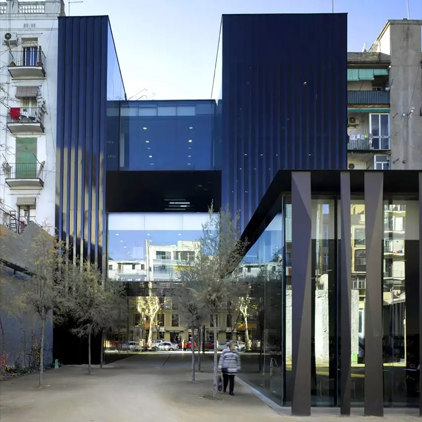 Sant Antoni - Joan Oliver Library, Senior Citizens Center uye Cándida Pérez Gardens