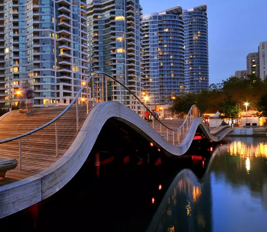 WaveDecks بواسطة Roger du Toit ، الصورة بواسطة Waterfront Toronto