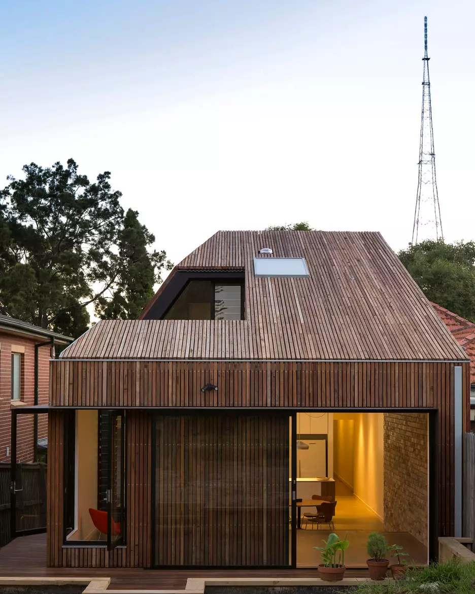 Maison de toit en coupe par Scale Architecture