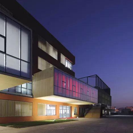 Vector Architects-en County Elementary School