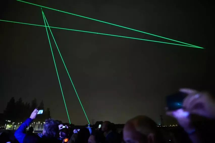 Die UFO-ähnliche Lichtinstallation von Daan Roosegaarde verfolgt Teile der Weltraumverschwendung in Echtzeit