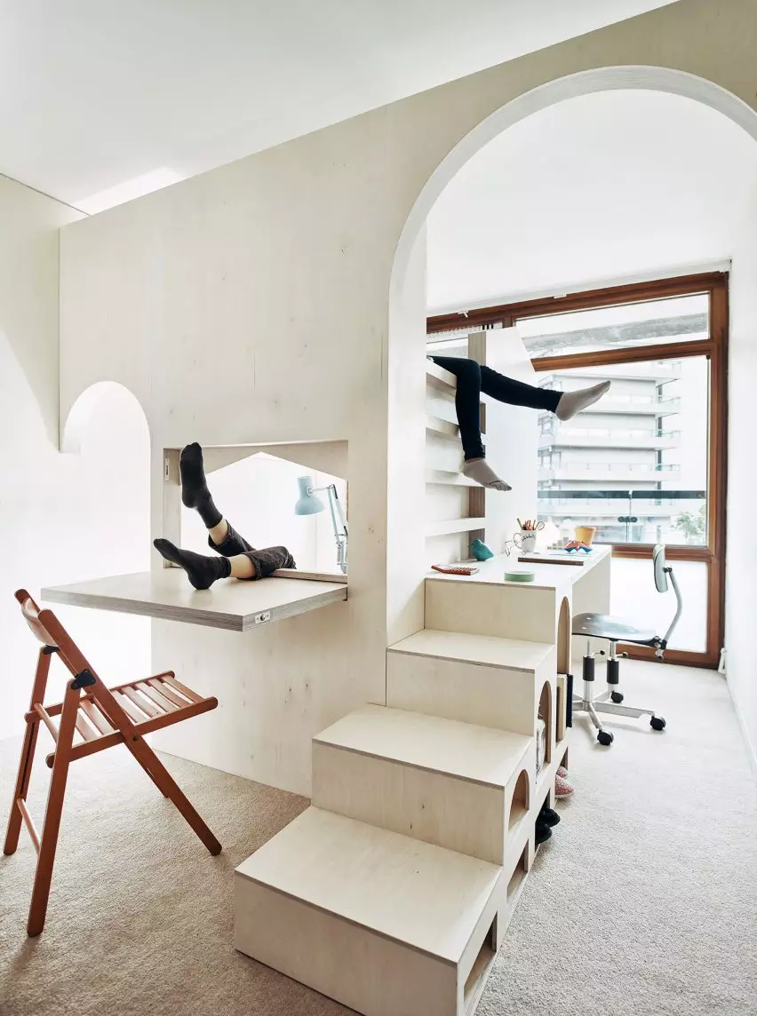 Łóżko piętrowe w pokoju dla dwojga w Wielkiej Brytanii autorstwa Studio Ben Allen