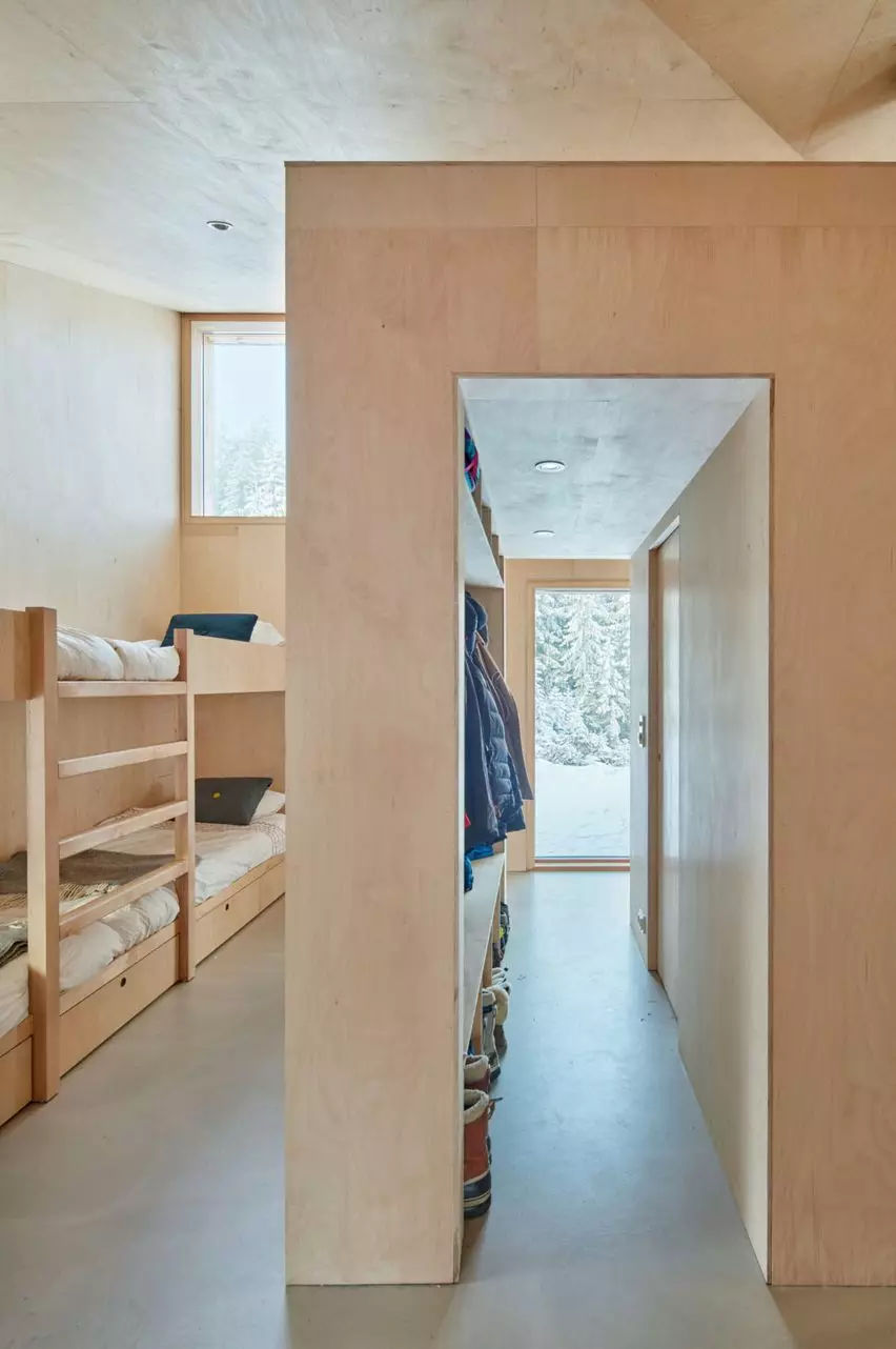 Tempat tidur susun di rumah kayu oleh Mork-Ulnes Architects