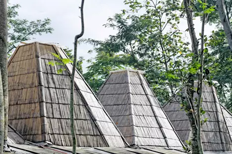 Dancing Mountain House Salatiga ng Budi Pradono Architects