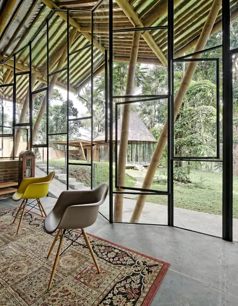 Պարող Mountain House Salatiga by Budi Pradono Architects