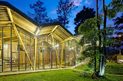 Dancing Mountain House Salatiga από την Budi Pradono Architects