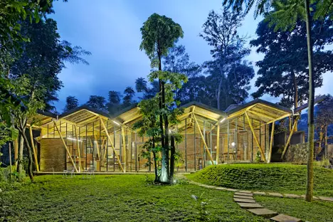 Dancing Mountain House Salatiga de Budi Pradono Architects