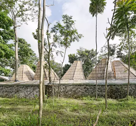 Dancing Mountain House Salatiga ng Budi Pradono Architects