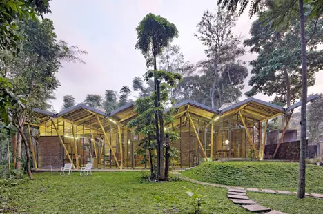 Dancing Mountain House Salatiga oleh Arsitek Budi Pradono