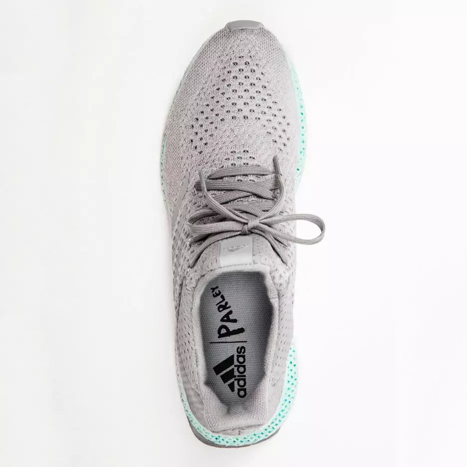 Пойафзоли 3D чопшудаи Ocean Plastic аз ҷониби Adidas