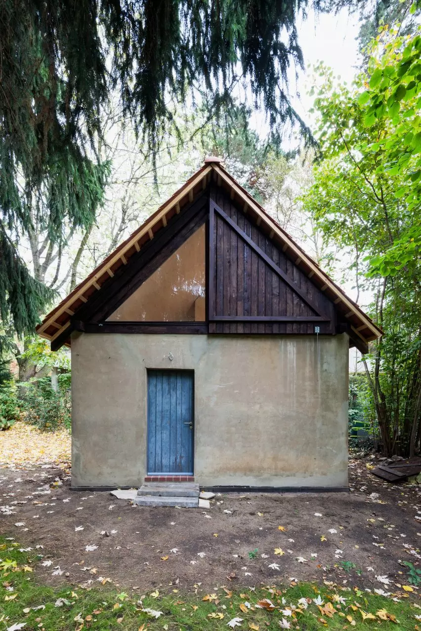 Binago ng mga arkitekto na nakabase sa Berlin na si Büros für Konstruktivismus ang isang dating bahay ng manok sa isang studio ng pine clad artist.