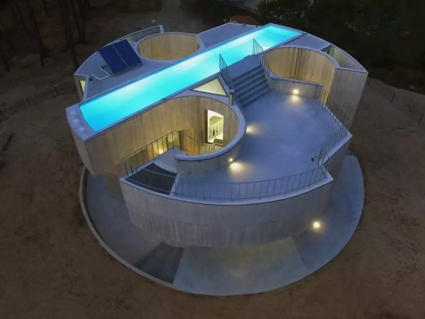 Vue drone de la piscine pour Trefoil House au Portugal par Double O Studio