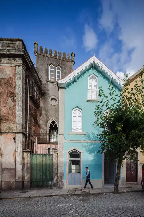 Nyumba yaku tawuni yaku Portugal imakumana ndi Alpine chalet pakukonzanso uku ndi Tiago do Vale Arquitectos