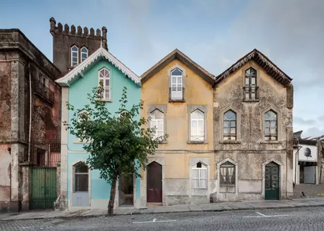 Šiame Tiago do Vale Arquitectos renovuotame portugalų miesto namas ir Alpių namelis