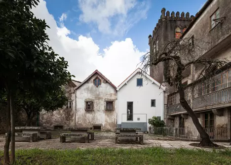 Moradia portuguesa encontra chalé alpino nesta renovação de Tiago do Vale Arquitectos