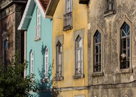 Portuguese townhouse inosangana neAlpine chalet pakugadziridzwa uku naTiago do Vale Arquitectos