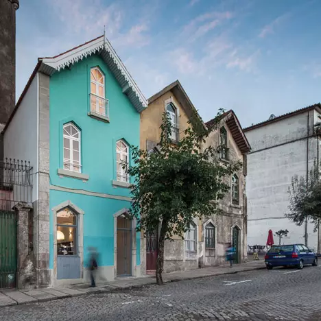 Portuguese townhouse inosangana neAlpine chalet pakugadziridzwa uku naTiago do Vale Arquitectos