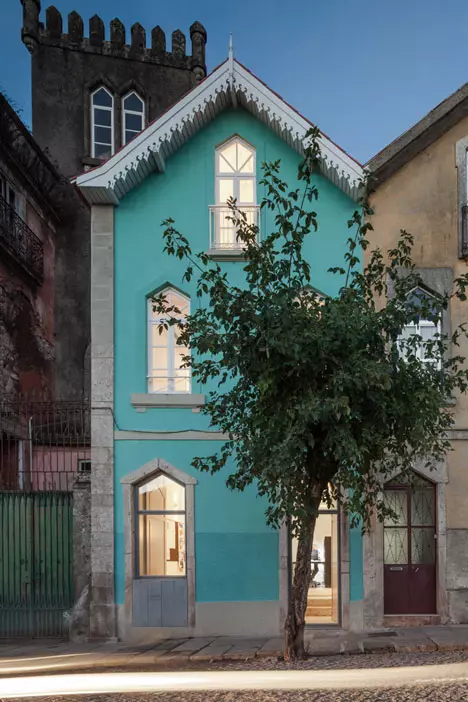 Casa portugheză întâlnește cabana alpină la această renovare realizată de Tiago do Vale Arquitectos