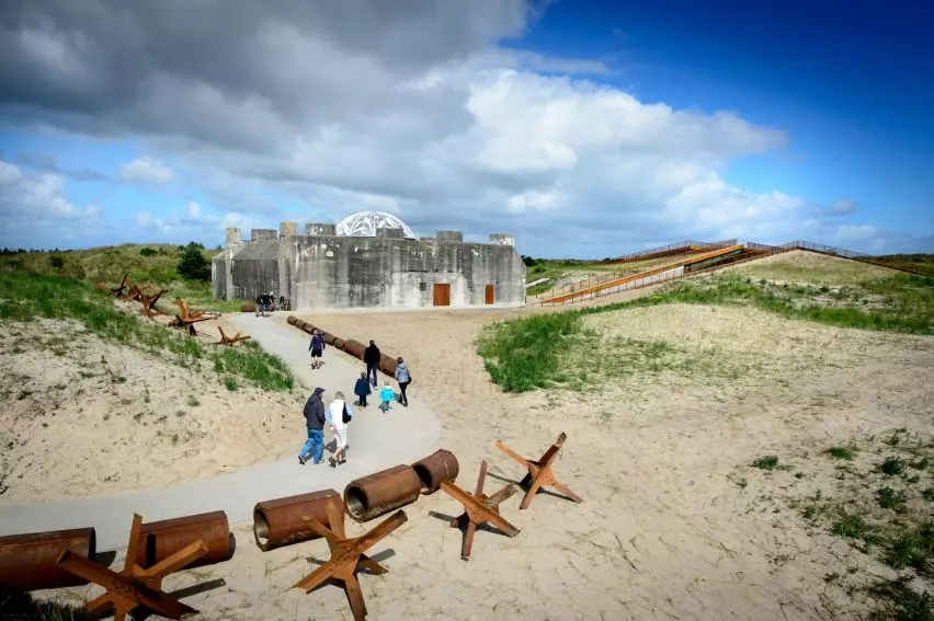 BIG crea un museo tallando canales en una duna junto a un búnker de guerra nazi 41789_2