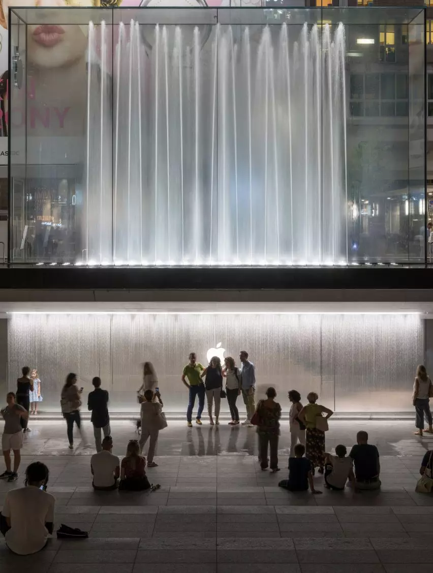 Foster + Partners Apple Store มิลาน ภาพถ่ายโดย Nigel Young