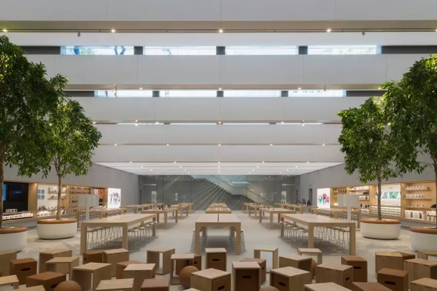 Foster + Partners Apple Store Milan. Duab los ntawm Nigel Young