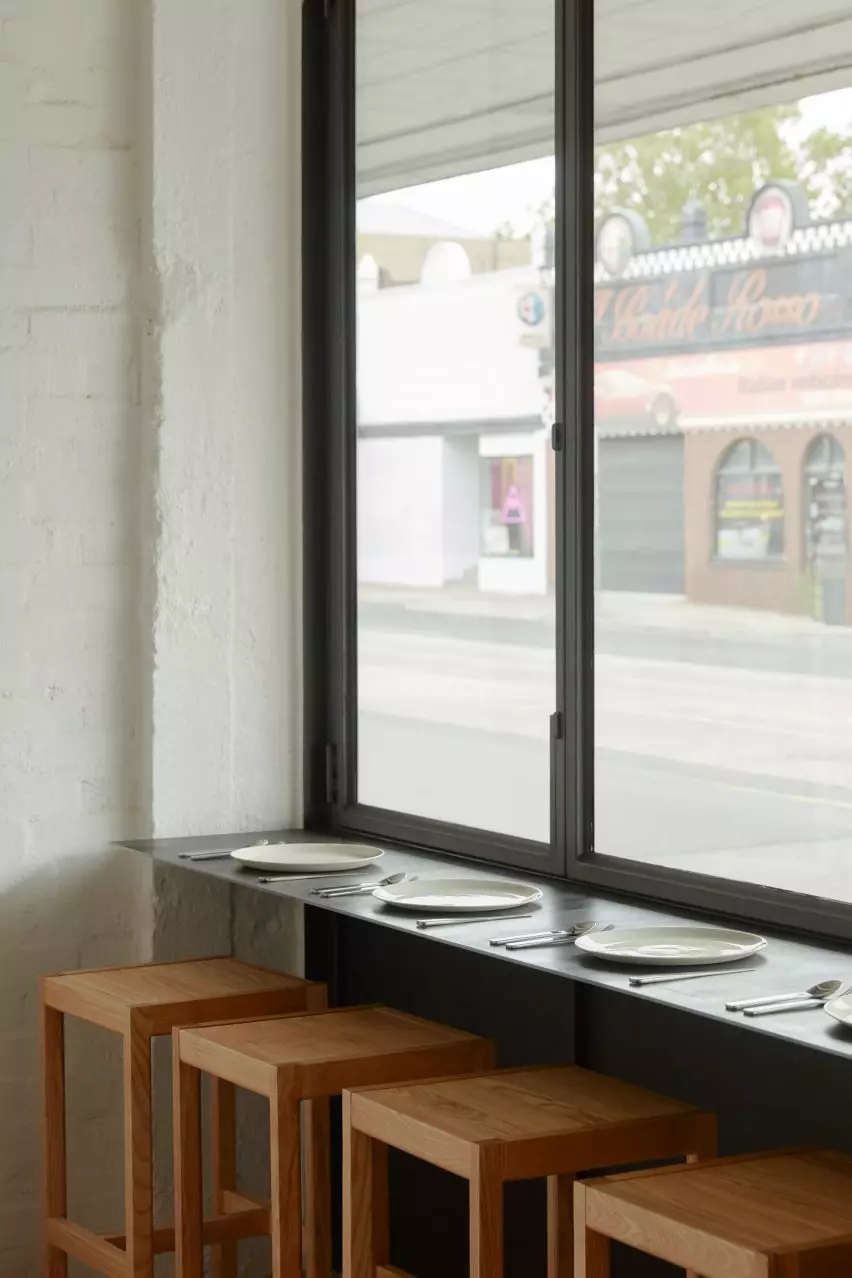 I mobili in legno sono presenti nel caffè Prior di Melbourne