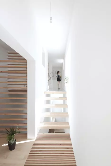 Huis-in-Yamanote-door-Katsutoshi-Sasaki_dezeen_468_1