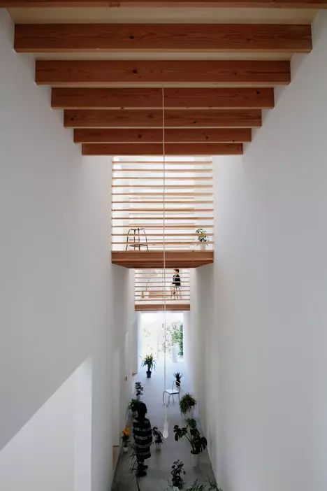 Huis-in-Yamanote-door-Katsutoshi-Sasaki_dezeen_468_6