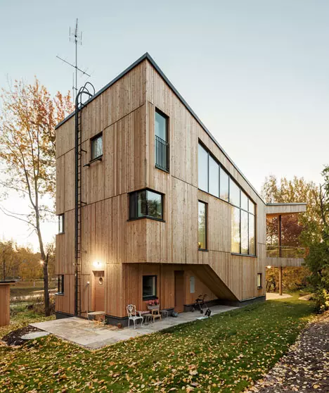 Rumah berpakaian kayu M-M oleh Tuomas Siitonen melilit taman terlindung