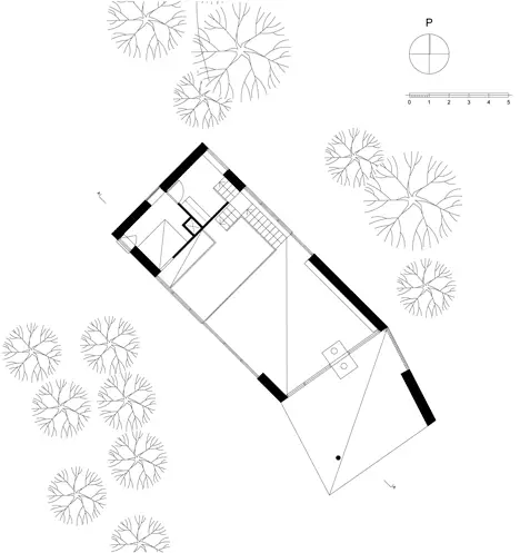 Timber-clad House M-M los ntawm Tuomas Siitonen qhwv ib ncig ntawm lub vaj tsev