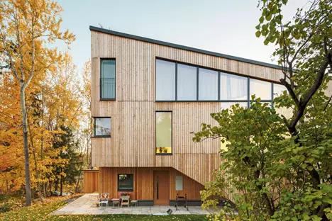 Timber-clad House M-M los ntawm Tuomas Siitonen qhwv ib ncig ntawm lub vaj tsev