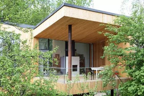 Timber-clad House M-M los ntawm Tuomas Siitonen qhwv ib ncig ntawm lub vaj tsev