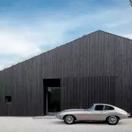O estúdio holandês FillieVerhoeven Architects concluiu uma casa perto de Rotterdam com uma forma de empena assimétrica revestida inteiramente de madeira enegrecida.