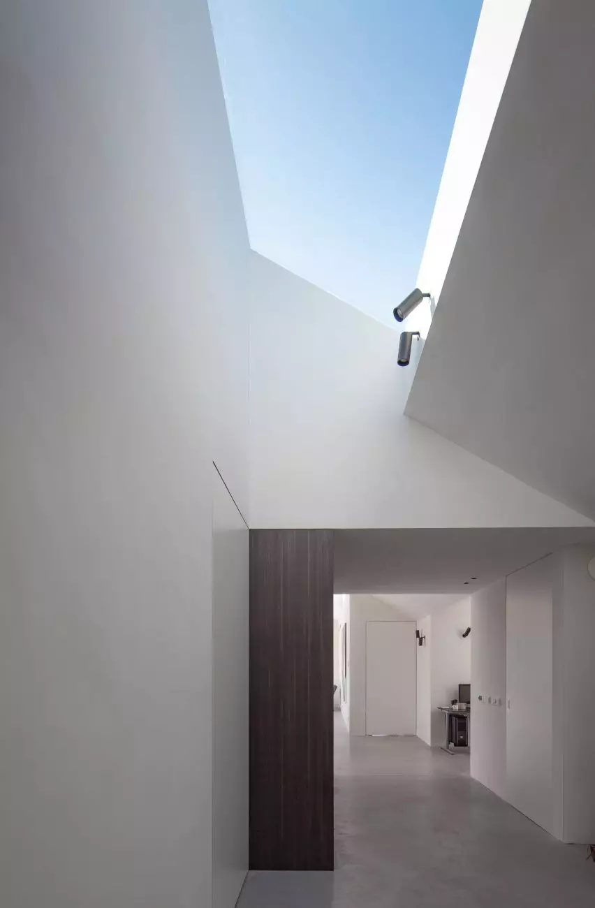 Білостінний коридор, освітлений мансардним вікном