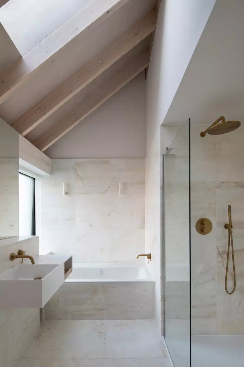 Egy kő fürdőszoba belső képe