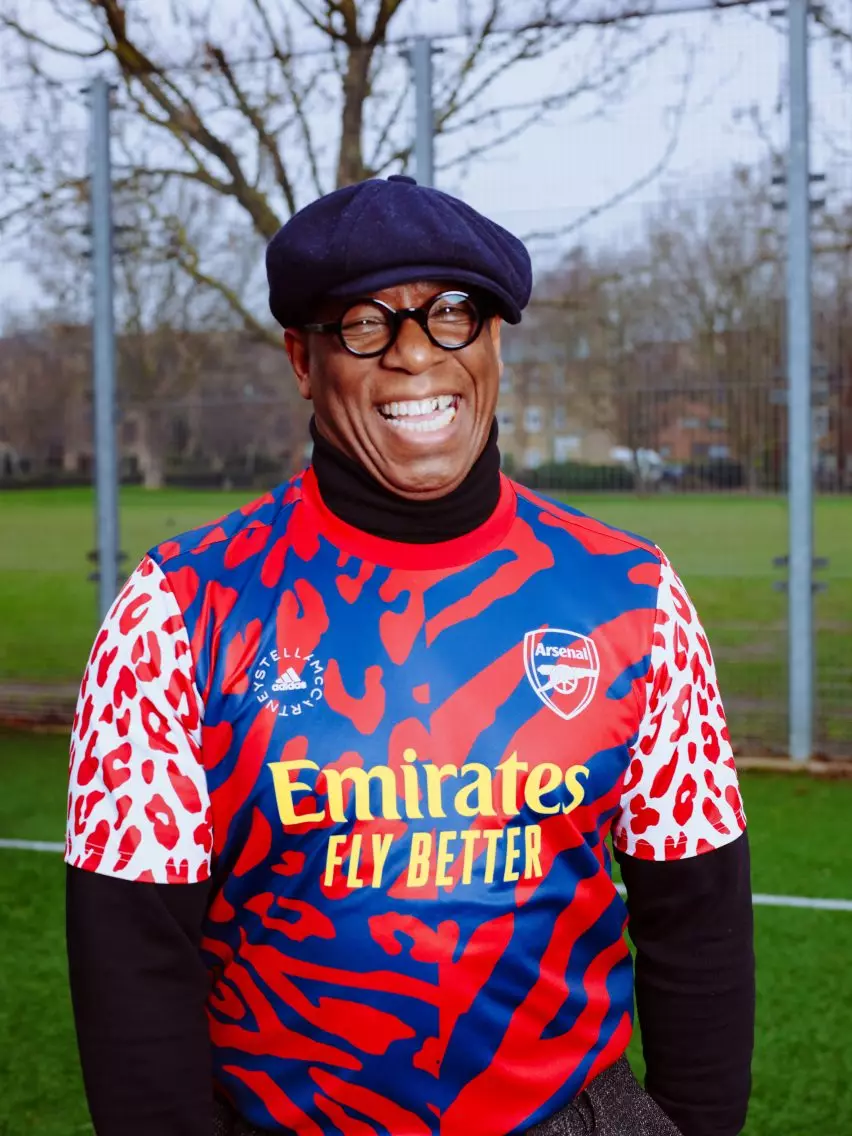 Ian Wright renkli bir futbol forması giyiyor